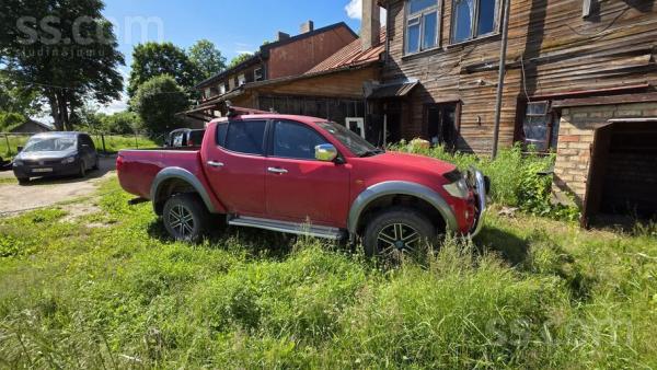 Red Mitsubishi l-200 2009 in Aizkraukle, with an engine capacity of 2.50 L and mileage of 460 thousand km for 6500 €, photo 3 on AUTOMOTO.COM.LV