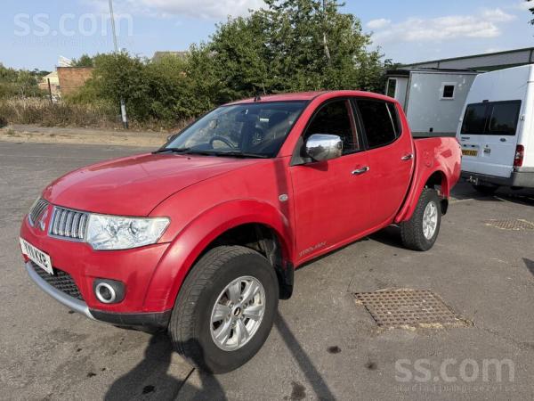 Красный Мицубиси Л 200 2011 в Рига, объемом двигателя 2.50 л и пробегом 249 тыс. км за 4600 €, фото 2 на AUTOMOTO.COM.LV