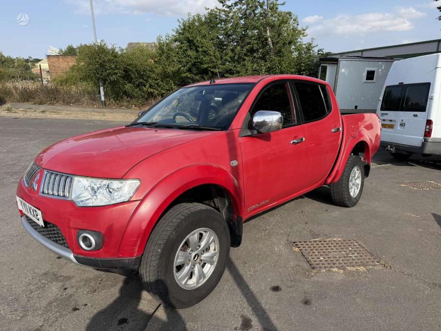 Sarkans Mitsubishi l-200 2011 Rīga, ar dzinēja tilpumu 2.48 L un nobraukumu 260 tūkst. km par 4600 €, foto 4 vietnē AUTOMOTO.COM.LV
