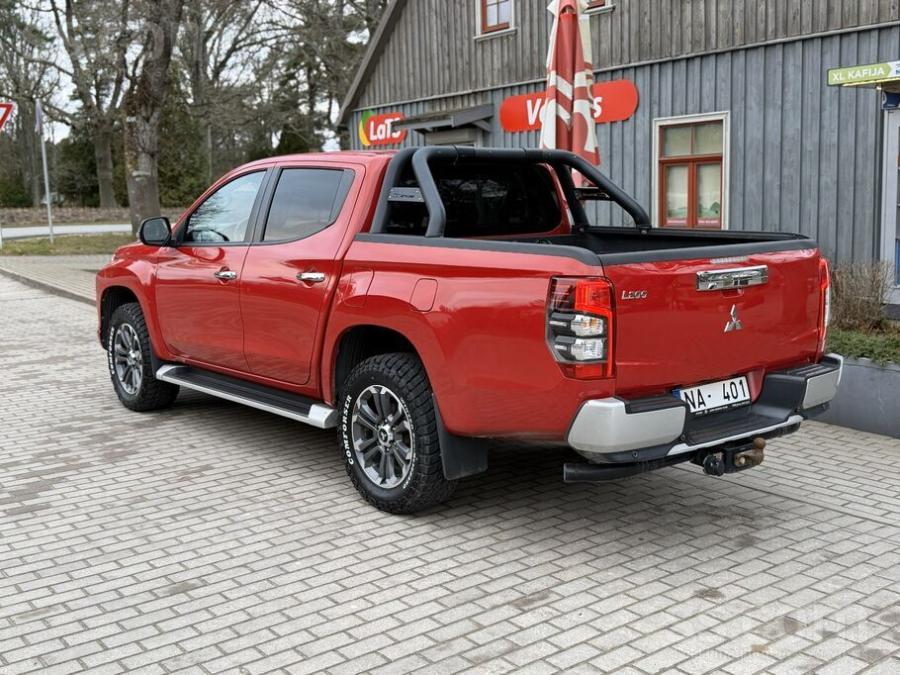 Red Mitsubishi l-200 2021 in Liepaja, with an engine capacity of 2.20 L and mileage of 117 thousand km for 27000 €, photo 3 on AUTOMOTO.COM.LV