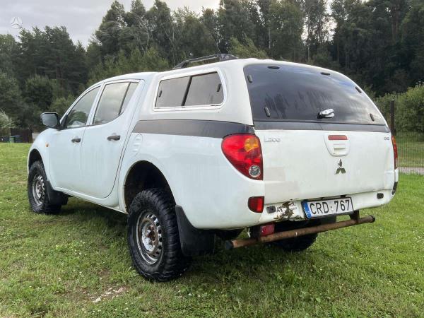 Balts Mitsubishi l-200 2007 Viļņa, ar dzinēja tilpumu 2.49 L un nobraukumu 310 tūkst. km par 6899 €, foto 4 vietnē AUTOMOTO.COM.LV