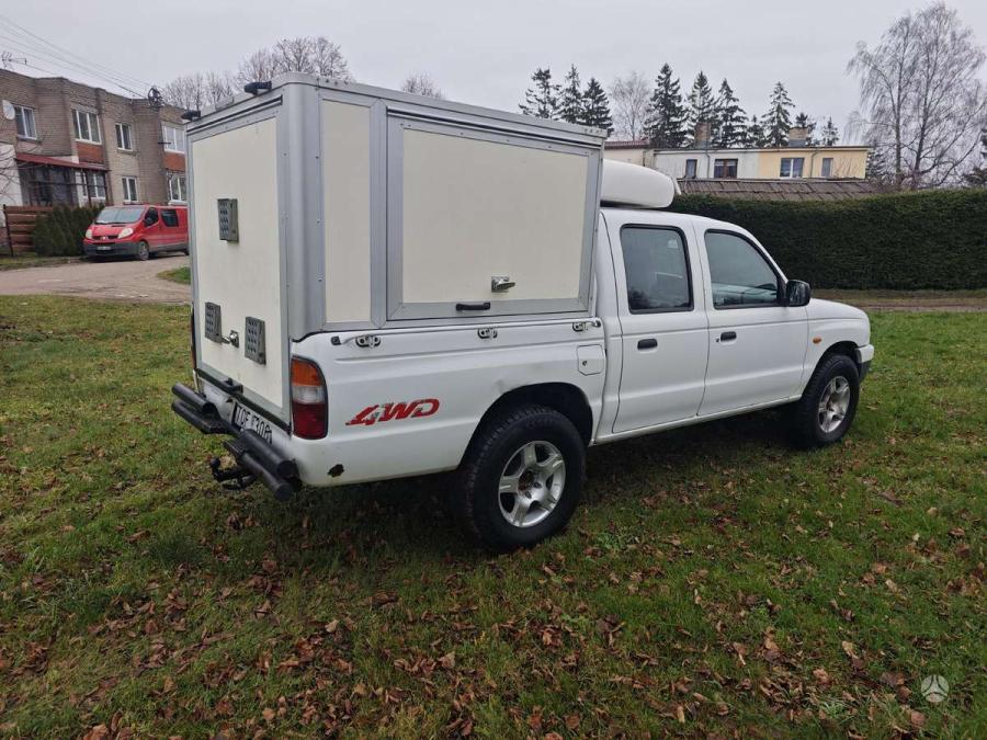 White Mitsubishi l-200 2003 in Kretinga, with an engine capacity of 2.48 L and mileage of 207 thousand km for 4999 €, photo 6 on AUTOMOTO.COM.LV