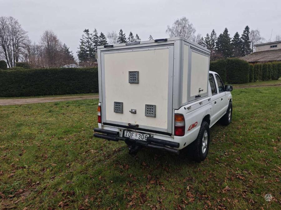 White Mitsubishi l-200 2003 in Kretinga, with an engine capacity of 2.48 L and mileage of 207 thousand km for 4999 €, photo 7 on AUTOMOTO.COM.LV