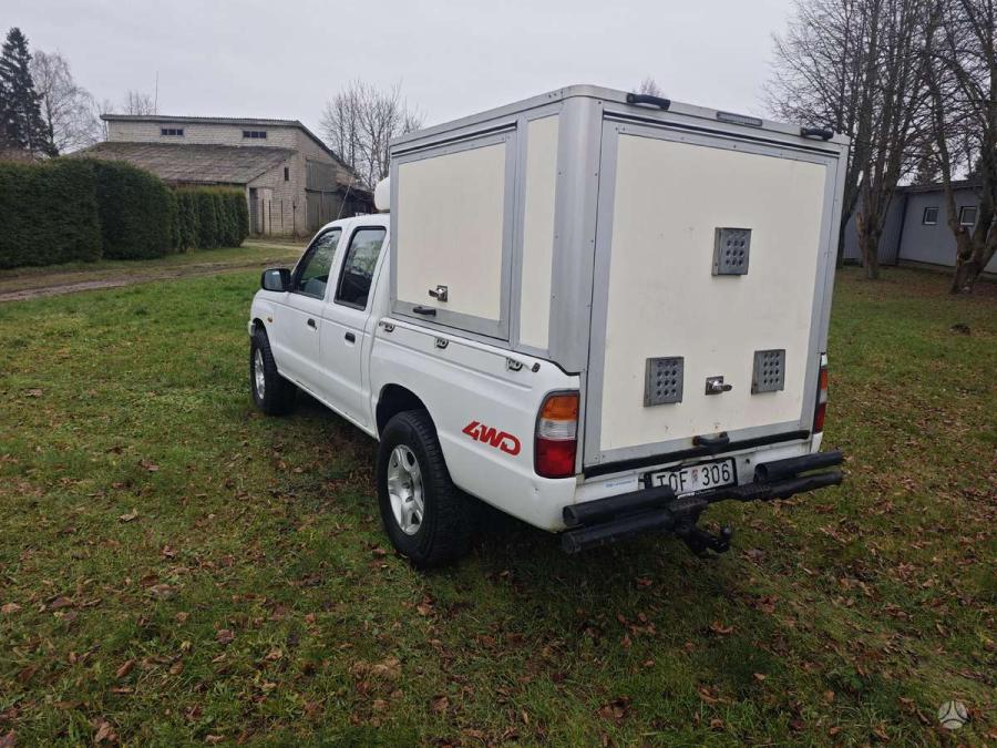 White Mitsubishi l-200 2003 in Kretinga, with an engine capacity of 2.48 L and mileage of 207 thousand km for 4999 €, photo 8 on AUTOMOTO.COM.LV