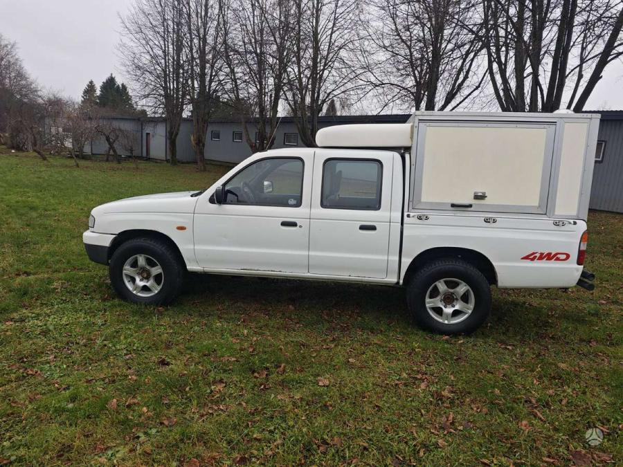 White Mitsubishi l-200 2003 in Kretinga, with an engine capacity of 2.48 L and mileage of 207 thousand km for 4999 €, photo 9 on AUTOMOTO.COM.LV