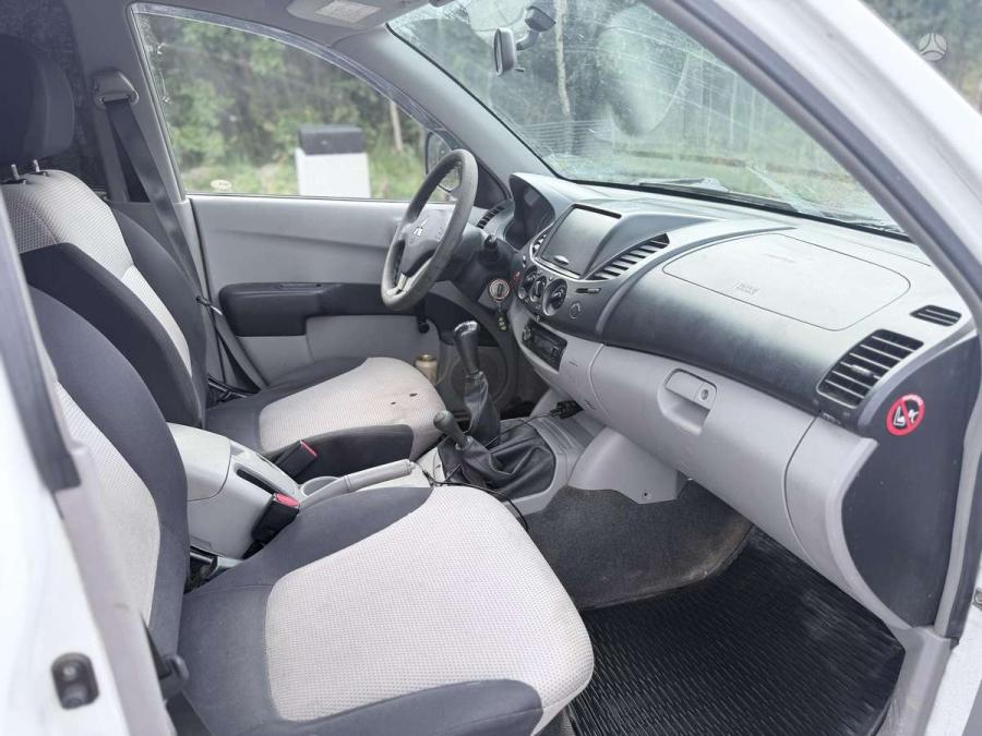 Balts Mitsubishi l-200 2008 Viļņa, ar dzinēja tilpumu 2.48 L un nobraukumu 252 tūkst. km par 5500 €, foto 9 vietnē AUTOMOTO.COM.LV