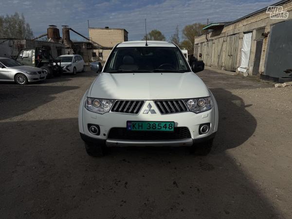 White Mitsubishi l-200 2010 in Pasvalys, with an engine capacity of 2.50 L and mileage of 250 thousand km for 4899 €, photo 2 on AUTOMOTO.COM.LV