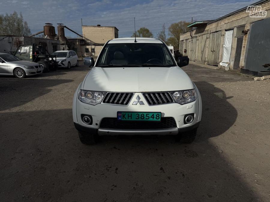 White Mitsubishi l-200 2010 in Pasvalys, with an engine capacity of 2.50 L and mileage of 250 thousand km for 4899 €, photo 3 on AUTOMOTO.COM.LV