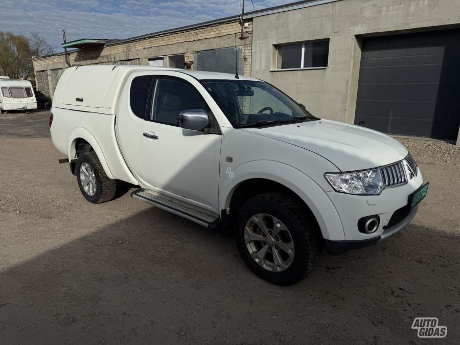 White Mitsubishi l-200 2010 in Pasvalys, with an engine capacity of 2.50 L and mileage of 250 thousand km for 4899 €, photo 4 on AUTOMOTO.COM.LV