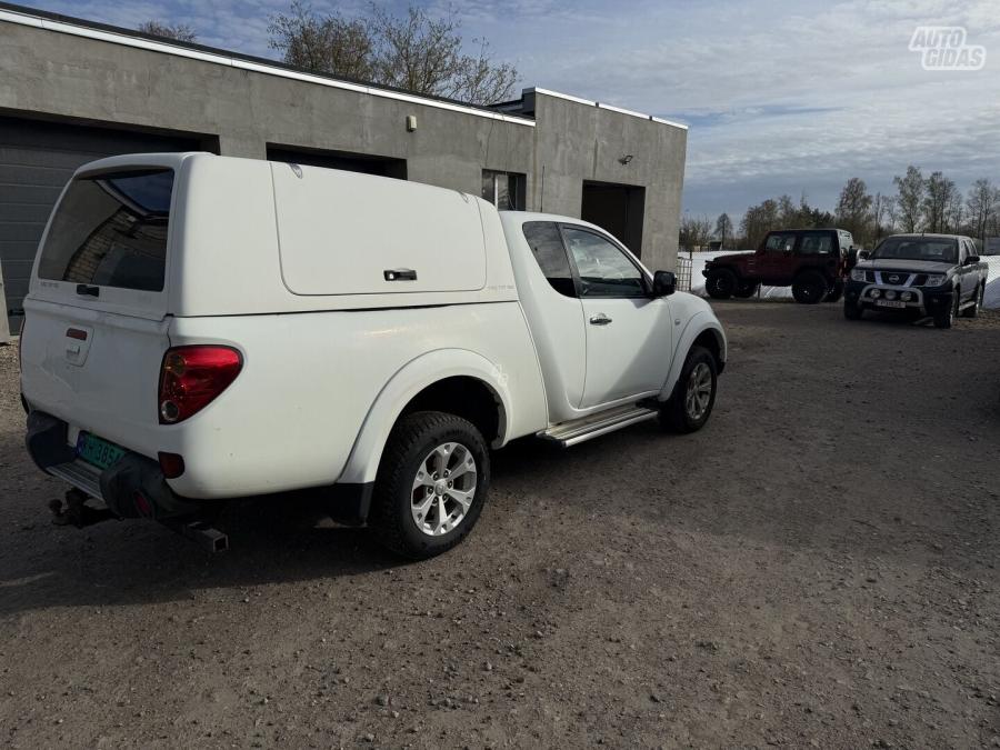 White Mitsubishi l-200 2010 in Pasvalys, with an engine capacity of 2.50 L and mileage of 250 thousand km for 4899 €, photo 5 on AUTOMOTO.COM.LV