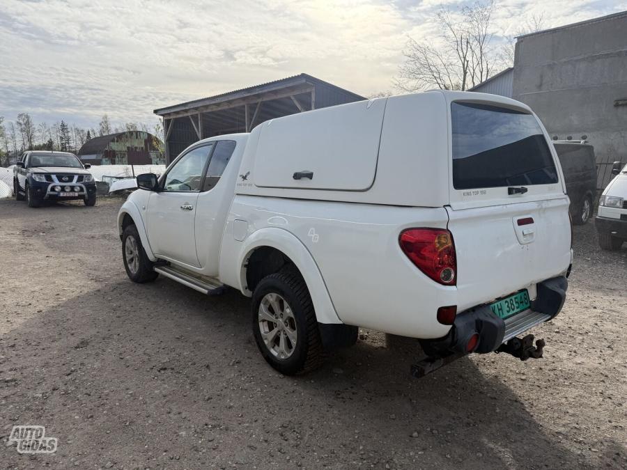 White Mitsubishi l-200 2010 in Pasvalys, with an engine capacity of 2.50 L and mileage of 250 thousand km for 4899 €, photo 6 on AUTOMOTO.COM.LV