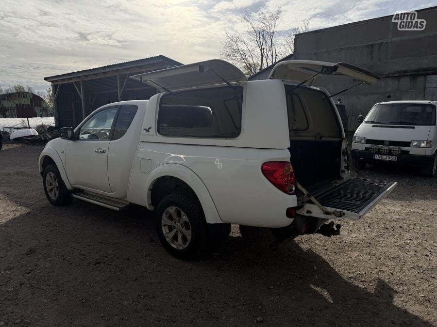 White Mitsubishi l-200 2010 in Pasvalys, with an engine capacity of 2.50 L and mileage of 250 thousand km for 4899 €, photo 9 on AUTOMOTO.COM.LV