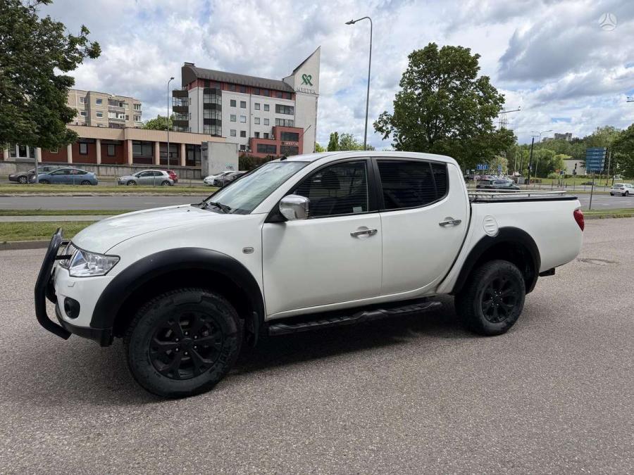White Mitsubishi l-200 2012 in Vilnius, with an engine capacity of 2.48 L and mileage of 282 thousand km for 5900 €, photo 3 on AUTOMOTO.COM.LV