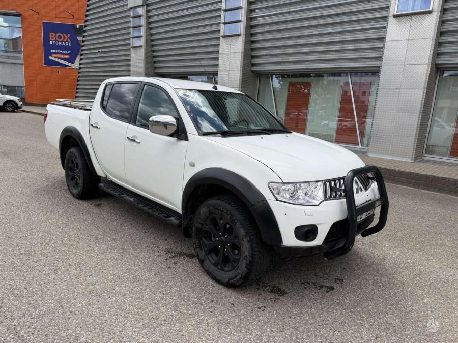White Mitsubishi l-200 2012 in Vilnius, with an engine capacity of 2.48 L and mileage of 282 thousand km for 5900 €, photo 8 on AUTOMOTO.COM.LV