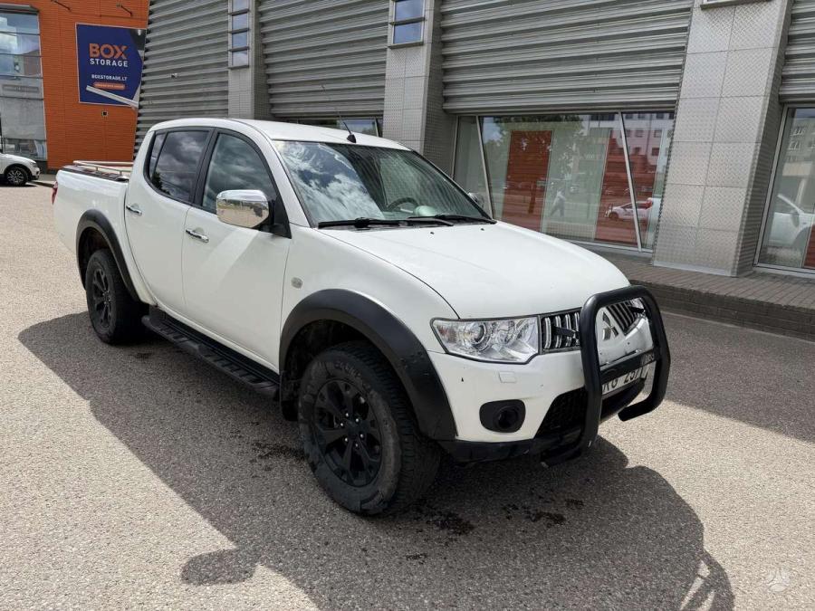 White Mitsubishi l-200 2012 in Vilnius, with an engine capacity of 2.48 L and mileage of 282 thousand km for 5900 €, photo 13 on AUTOMOTO.COM.LV