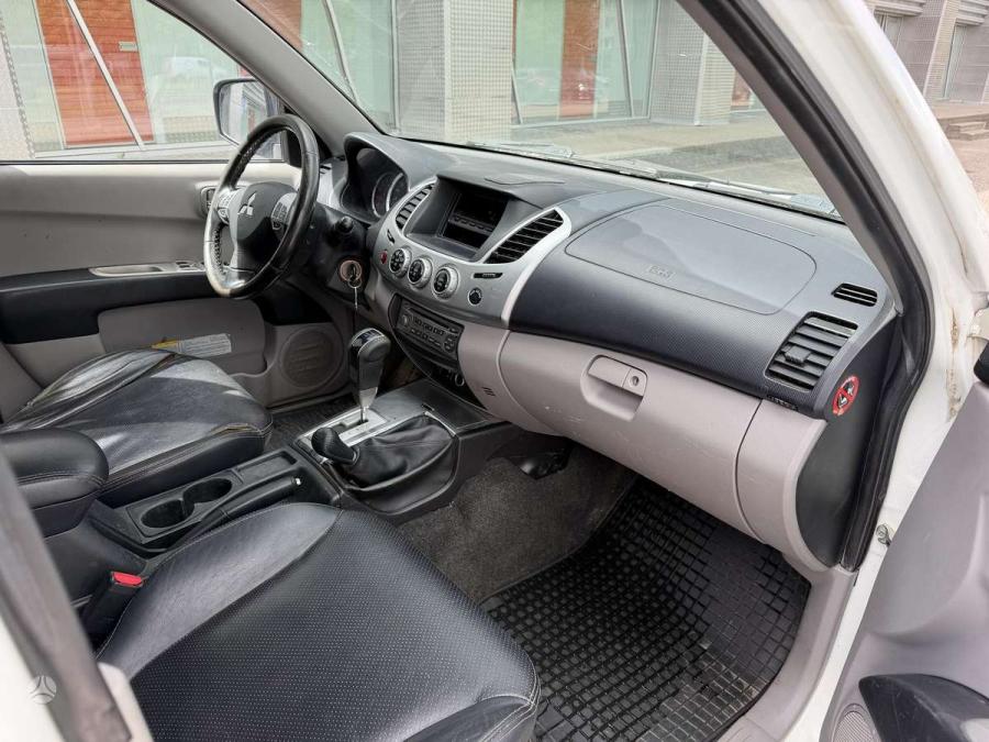 White Mitsubishi l-200 2012 in Vilnius, with an engine capacity of 2.48 L and mileage of 282 thousand km for 5900 €, photo 14 on AUTOMOTO.COM.LV