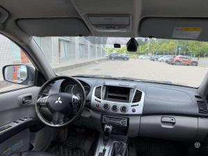 White Mitsubishi l-200 2012 in Vilnius, with an engine capacity of 2.48 L and mileage of 282 thousand km for 5900 €, photo 17 on AUTOMOTO.COM.LV