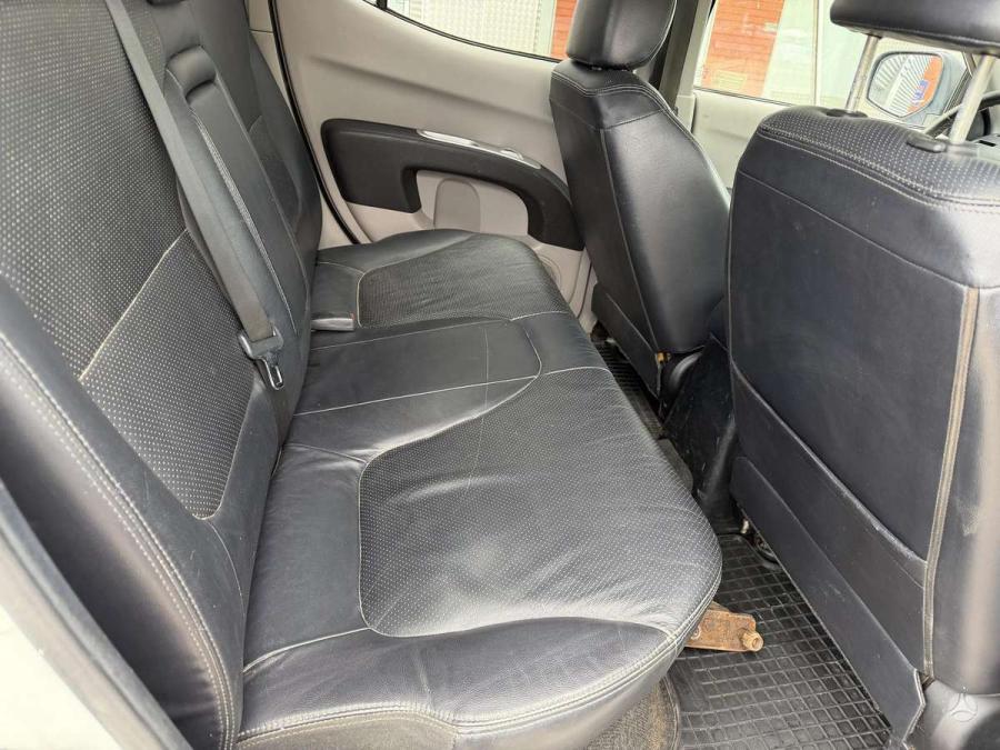 White Mitsubishi l-200 2012 in Vilnius, with an engine capacity of 2.48 L and mileage of 286 thousand km for 5800 €, photo 14 on AUTOMOTO.COM.LV