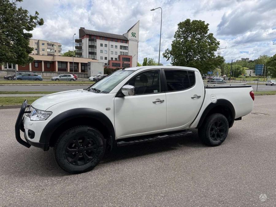 Balts Mitsubishi l-200 2012 Viļņa, ar dzinēja tilpumu 2.48 L un nobraukumu 272 tūkst. km par 5500 €, foto 3 vietnē AUTOMOTO.COM.LV