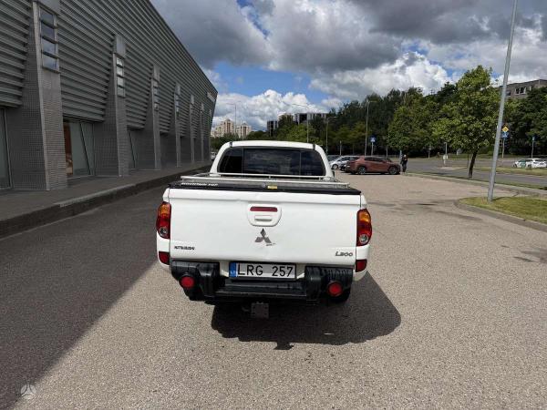 Balts Mitsubishi l-200 2012 Viļņa, ar dzinēja tilpumu 2.48 L un nobraukumu 272 tūkst. km par 5500 €, foto 5 vietnē AUTOMOTO.COM.LV