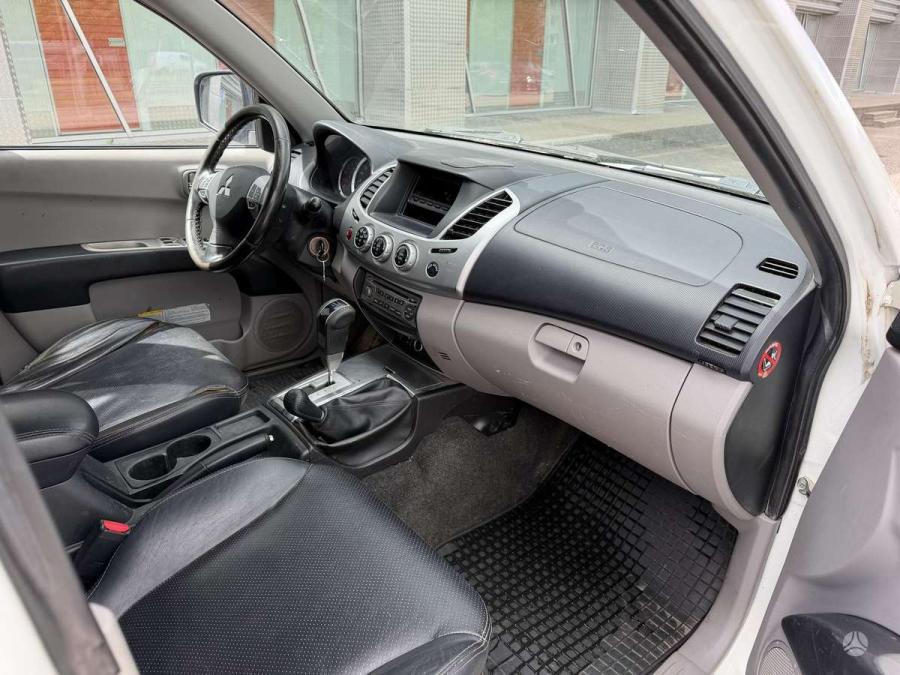 Balts Mitsubishi l-200 2012 Viļņa, ar dzinēja tilpumu 2.48 L un nobraukumu 272 tūkst. km par 5500 €, foto 14 vietnē AUTOMOTO.COM.LV