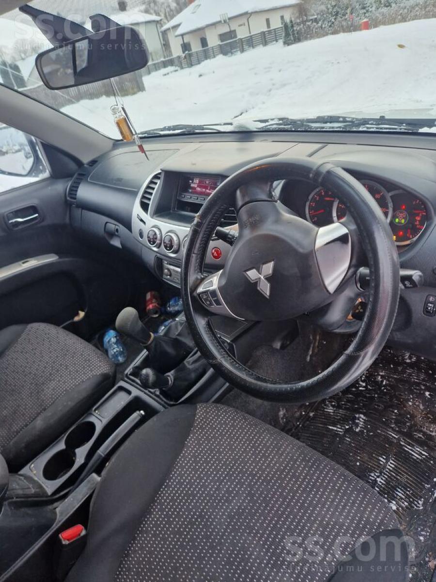 White Mitsubishi l-200 2015 in Jelgava, with an engine capacity of 2.50 L and mileage of 188 thousand km for 5950 €, photo 6 on AUTOMOTO.COM.LV
