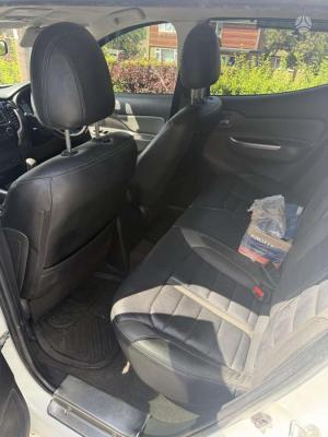 White Mitsubishi l-200 2015 in Jonava, with an engine capacity of 2.44 L and mileage of 158 thousand km for 8250 €, photo 9 on AUTOMOTO.COM.LV