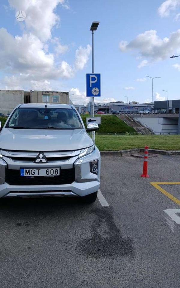 White Mitsubishi l-200 2020 in Vilnius, with an engine capacity of 2.27 L and mileage of 106 thousand km for 27000 €, photo 3 on AUTOMOTO.COM.LV