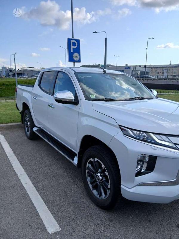 White Mitsubishi l-200 2020 in Vilnius, with an engine capacity of 2.27 L and mileage of 106 thousand km for 27000 €, photo 4 on AUTOMOTO.COM.LV