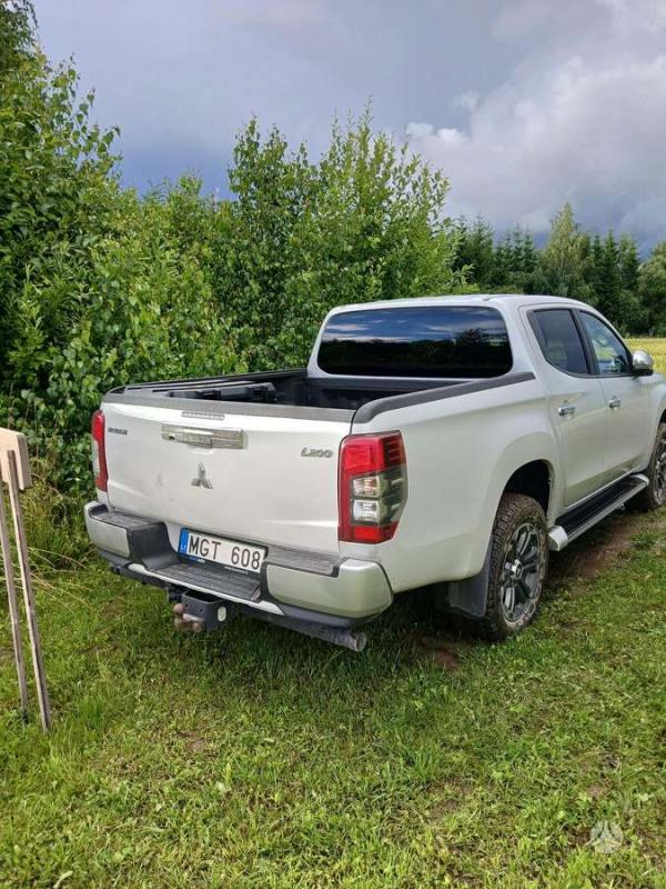 White Mitsubishi l-200 2020 in Vilnius, with an engine capacity of 2.27 L and mileage of 106 thousand km for 27000 €, photo 8 on AUTOMOTO.COM.LV