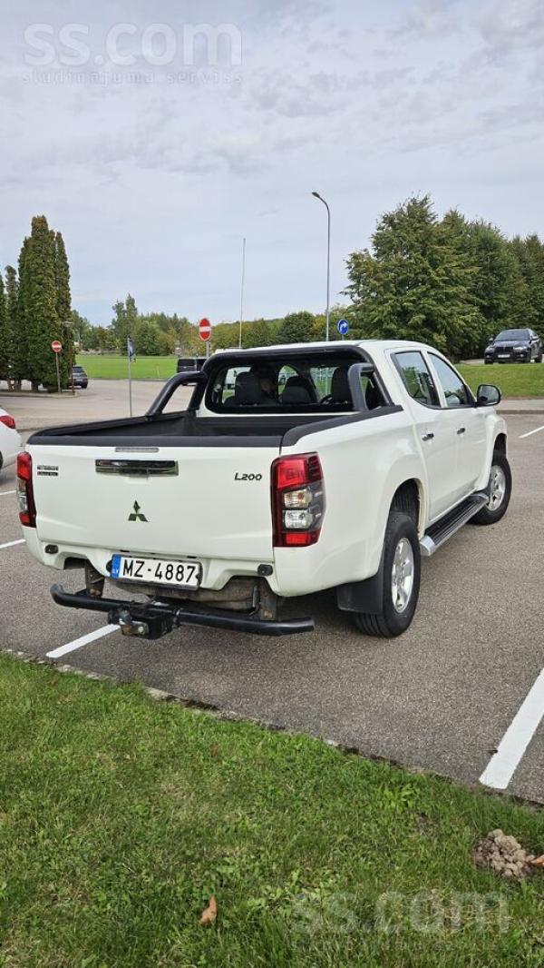 White Mitsubishi l-200 2021 in Saldus, with an engine capacity of 2.30 L and mileage of 134 thousand km for 19900 €, photo 5 on AUTOMOTO.COM.LV