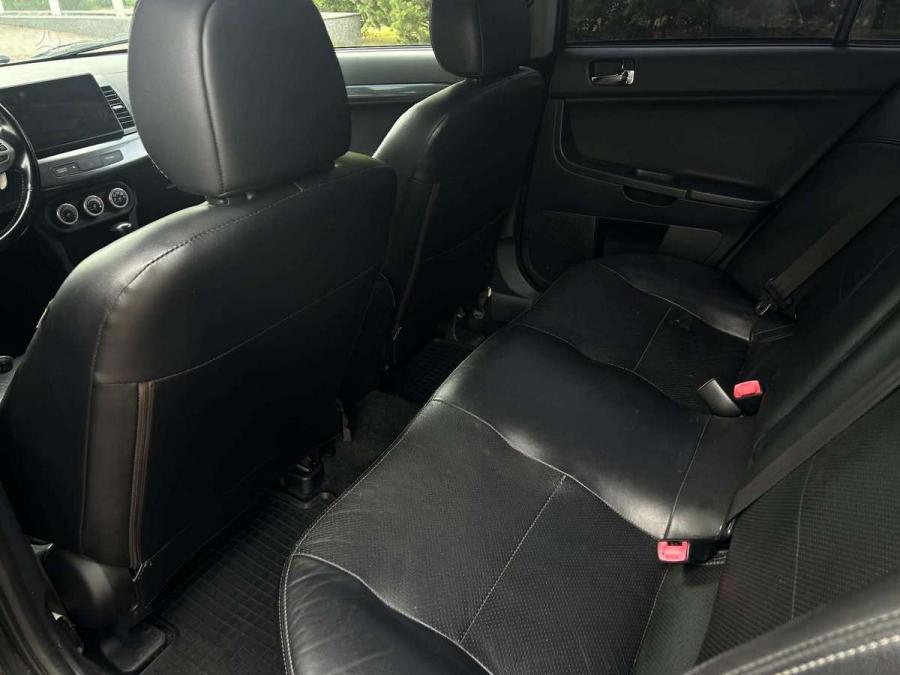 Black Mitsubishi Lancer 2008 in Vilnius, with an engine capacity of 1.80 L and mileage of 255 thousand km for 2950 €, photo 11 on AUTOMOTO.COM.LV