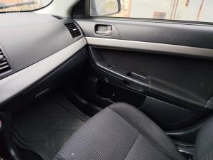 Black Mitsubishi Lancer 2008 in Utena, with an engine capacity of 2.00 L and mileage of 390 thousand km for 850 €, photo 12 on AUTOMOTO.COM.LV
