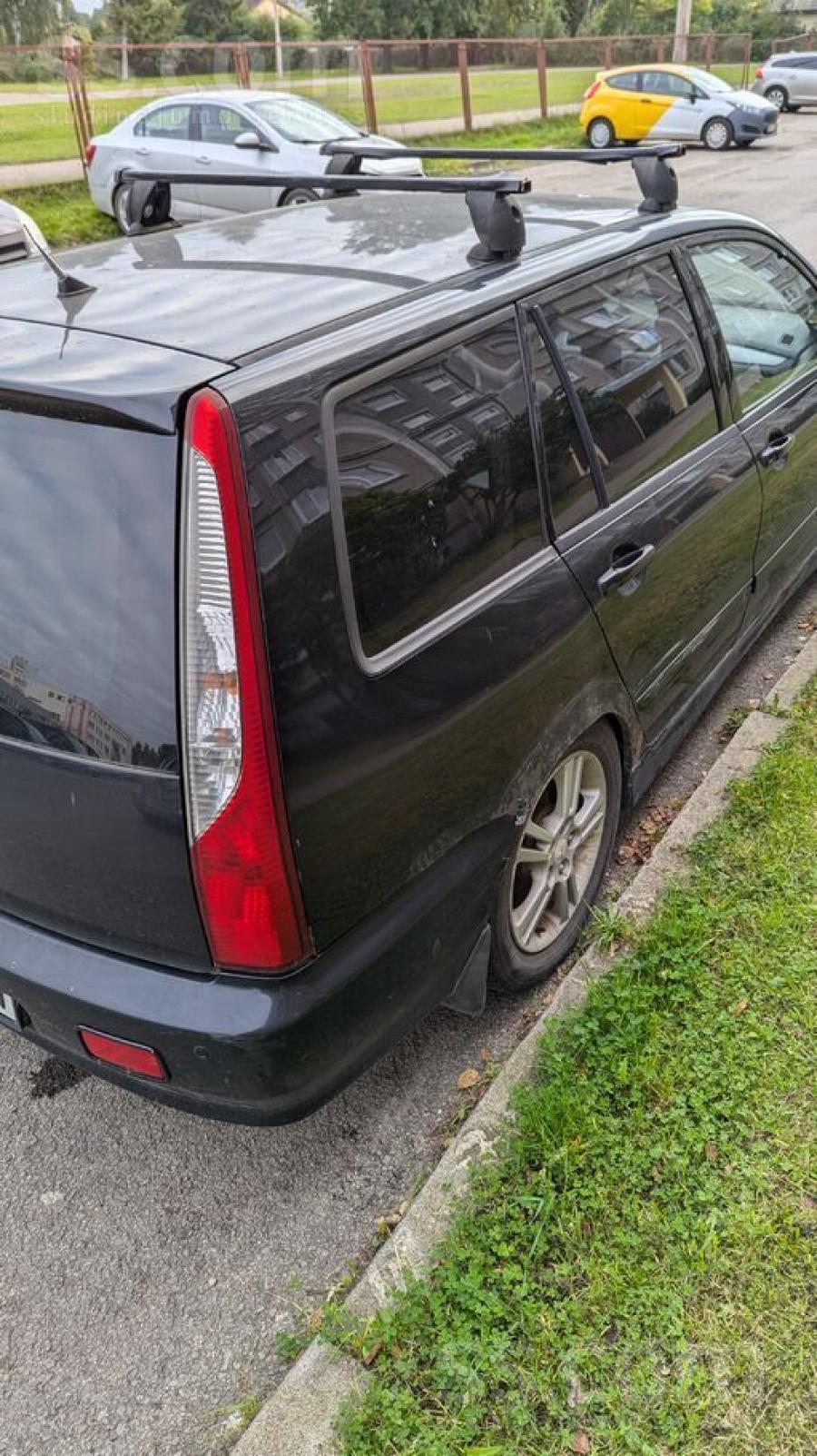 Melns Mitsubishi Lancer 2005 Rīga, ar dzinēja tilpumu 2.00 L un nobraukumu 240 tūkst. km par 1000 €, foto 3 vietnē AUTOMOTO.COM.LV