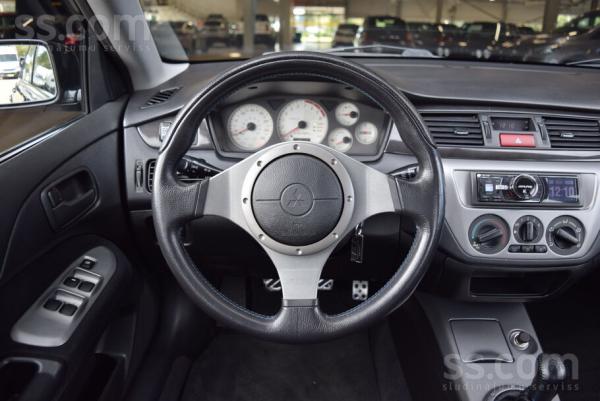 Black Mitsubishi lancer-evolution 2001 in Riga, with an engine capacity of 2.00 L and mileage of 192 thousand km for 47500 €, photo 8 on AUTOMOTO.COM.LV