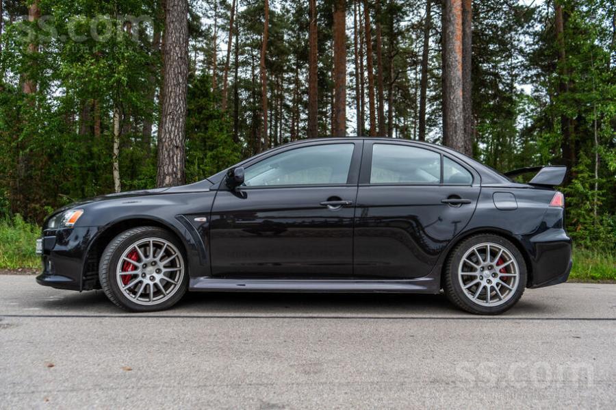 Melns Mitsubishi lancer-evolution 2012 Rīga, ar dzinēja tilpumu 2.00 L un nobraukumu 184 tūkst. km par 32000 €, foto 4 vietnē AUTOMOTO.COM.LV