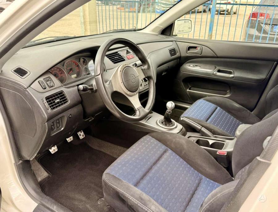 Balts Mitsubishi lancer-evolution 2003 Panevēža, ar dzinēja tilpumu 2.00 L un nobraukumu 107 tūkst. km par 31500 €, foto 15 vietnē AUTOMOTO.COM.LV