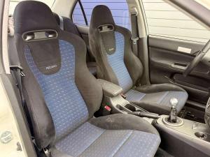 Balts Mitsubishi lancer-evolution 2003 Panevēža, ar dzinēja tilpumu 2.00 L un nobraukumu 107 tūkst. km par 31500 €, foto 26 vietnē AUTOMOTO.COM.LV