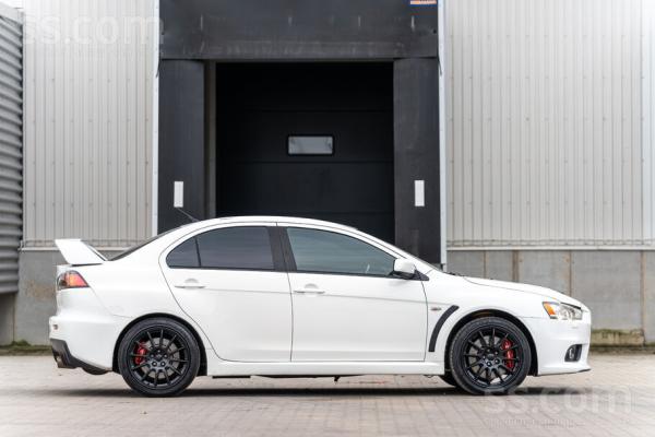 White Mitsubishi lancer-evolution 2009 in Riga, with an engine capacity of 2.00 L and mileage of 198 thousand km for 25500 €, photo 9 on AUTOMOTO.COM.LV
