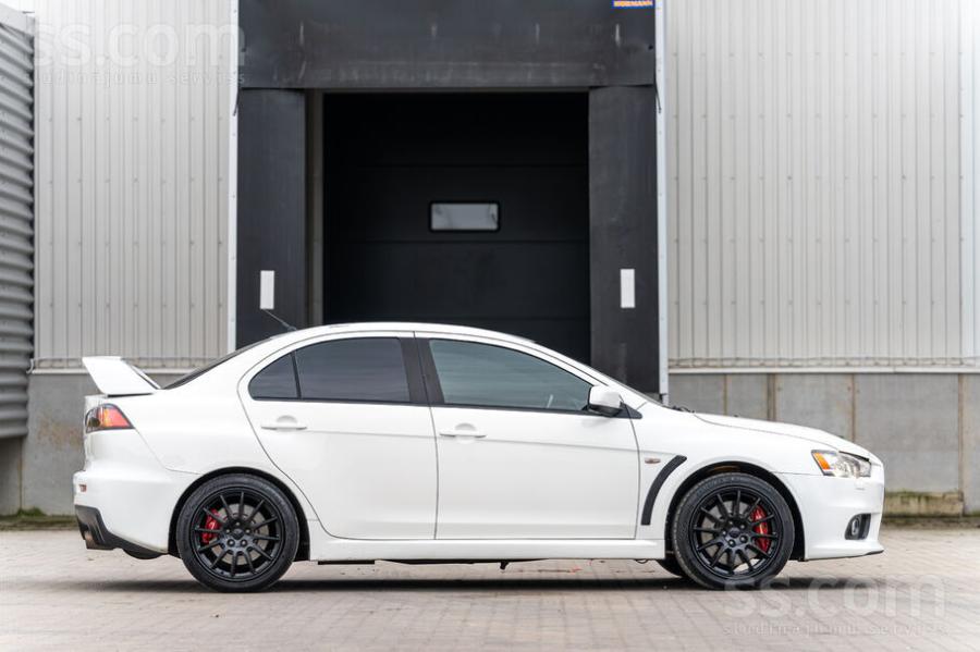 White Mitsubishi lancer-evolution 2009 in Riga, with an engine capacity of 2.00 L and mileage of 198 thousand km for 25500 €, photo 9 on AUTOMOTO.COM.LV