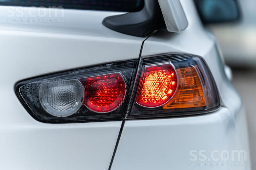 White Mitsubishi lancer-evolution 2009 in Riga, with an engine capacity of 2.00 L and mileage of 198 thousand km for 25500 €, photo 12 on AUTOMOTO.COM.LV