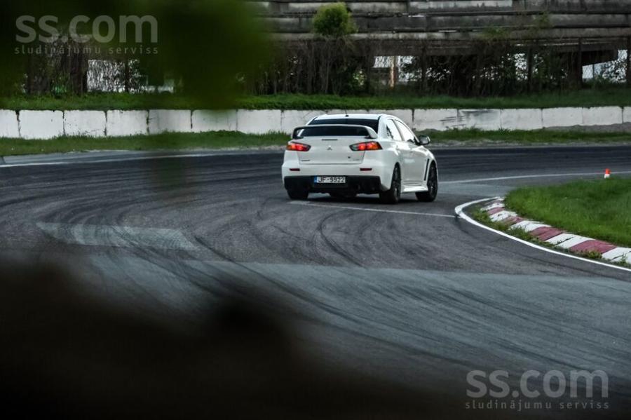 Balts Mitsubishi lancer-evolution 2010 Rīga, ar dzinēja tilpumu 2.00 L un nobraukumu 122 tūkst. km par 23499 €, foto 4 vietnē AUTOMOTO.COM.LV