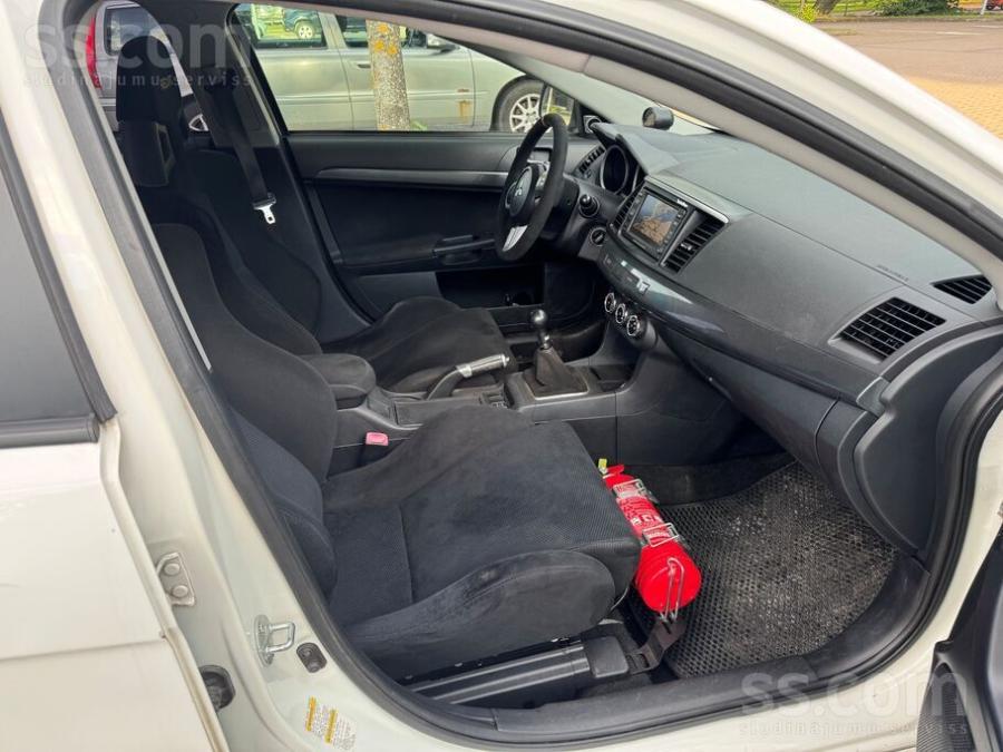 Balts Mitsubishi lancer-evolution 2010 Rīga, ar dzinēja tilpumu 2.00 L un nobraukumu 122 tūkst. km par 23499 €, foto 7 vietnē AUTOMOTO.COM.LV
