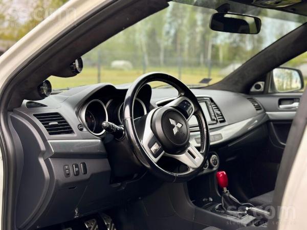 Balts Mitsubishi lancer-evolution 2011 Ogre, ar dzinēja tilpumu 2.00 L un nobraukumu 64 tūkst. km par 24500 €, foto 7 vietnē AUTOMOTO.COM.LV