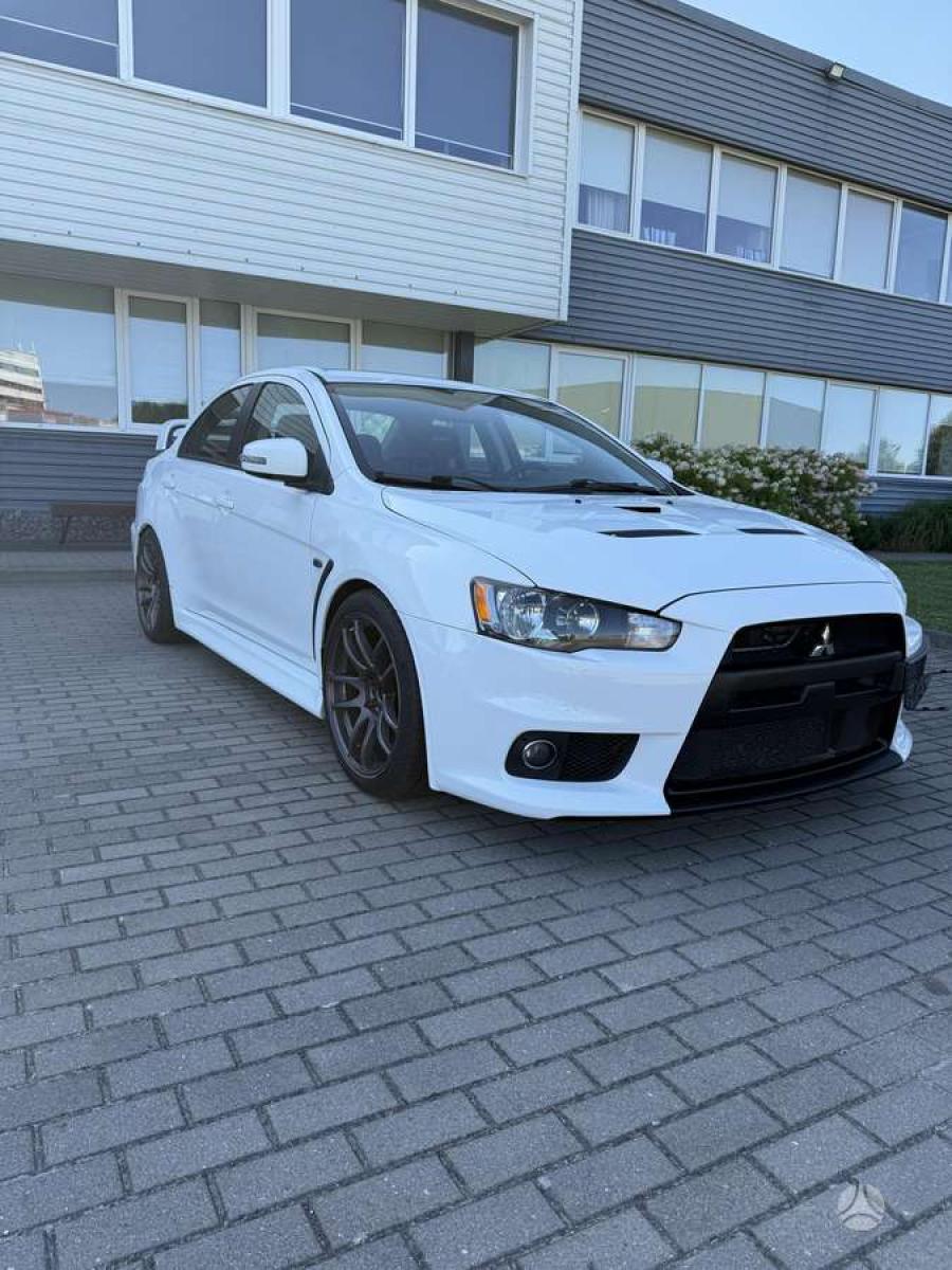White Mitsubishi lancer-evolution 2015 in Kaunas, with an engine capacity of 2.00 L and mileage of 240 thousand km for 25500 €, photo 3 on AUTOMOTO.COM.LV