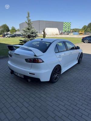 White Mitsubishi lancer-evolution 2015 in Kaunas, with an engine capacity of 2.00 L and mileage of 240 thousand km for 25500 €, photo 4 on AUTOMOTO.COM.LV
