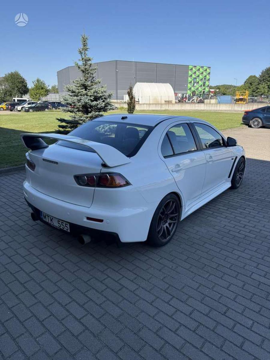 White Mitsubishi lancer-evolution 2015 in Kaunas, with an engine capacity of 2.00 L and mileage of 240 thousand km for 25500 €, photo 4 on AUTOMOTO.COM.LV