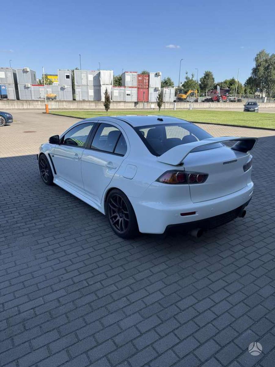 White Mitsubishi lancer-evolution 2015 in Kaunas, with an engine capacity of 2.00 L and mileage of 240 thousand km for 25500 €, photo 5 on AUTOMOTO.COM.LV