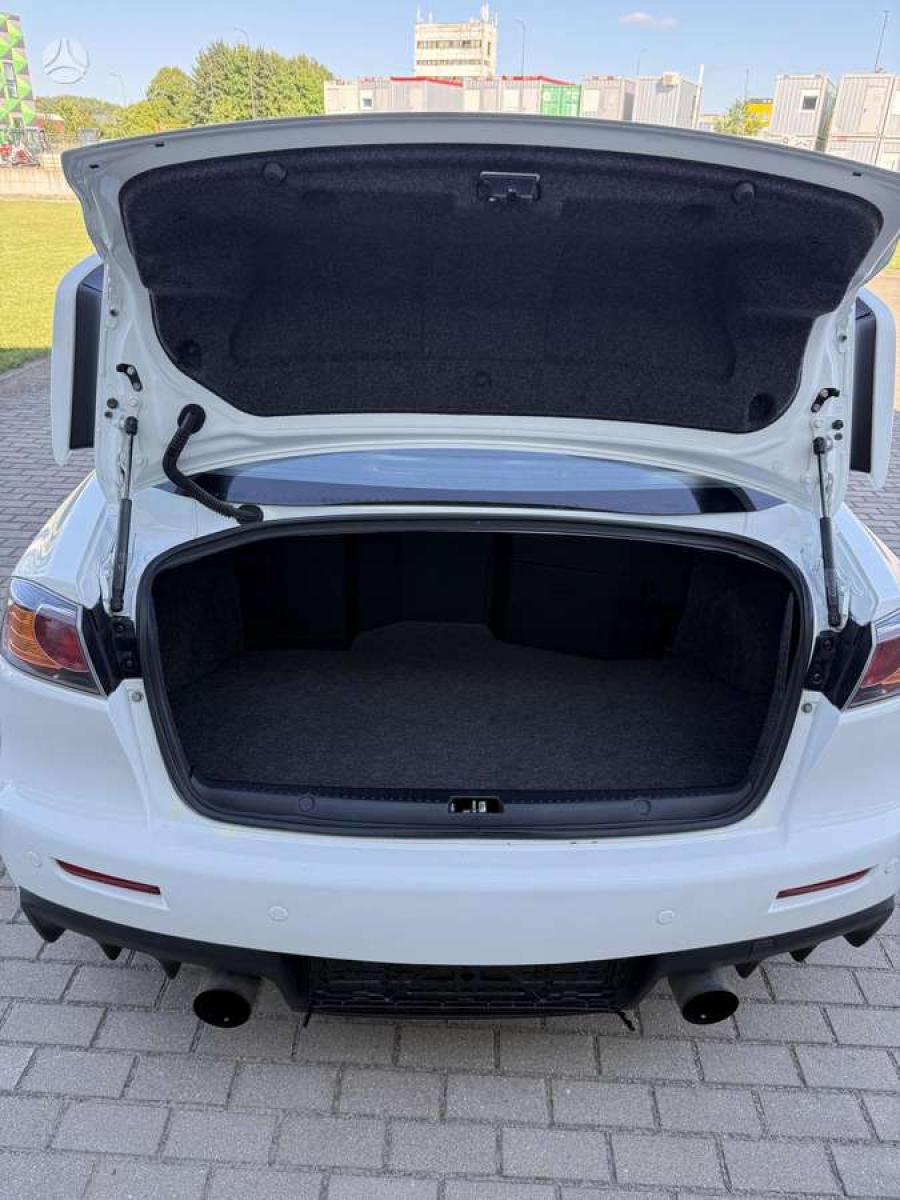 White Mitsubishi lancer-evolution 2015 in Kaunas, with an engine capacity of 2.00 L and mileage of 240 thousand km for 25500 €, photo 6 on AUTOMOTO.COM.LV