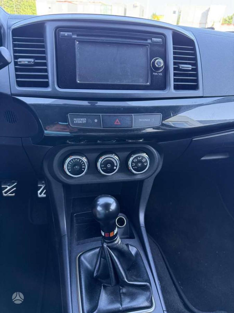 White Mitsubishi lancer-evolution 2015 in Kaunas, with an engine capacity of 2.00 L and mileage of 240 thousand km for 25500 €, photo 9 on AUTOMOTO.COM.LV